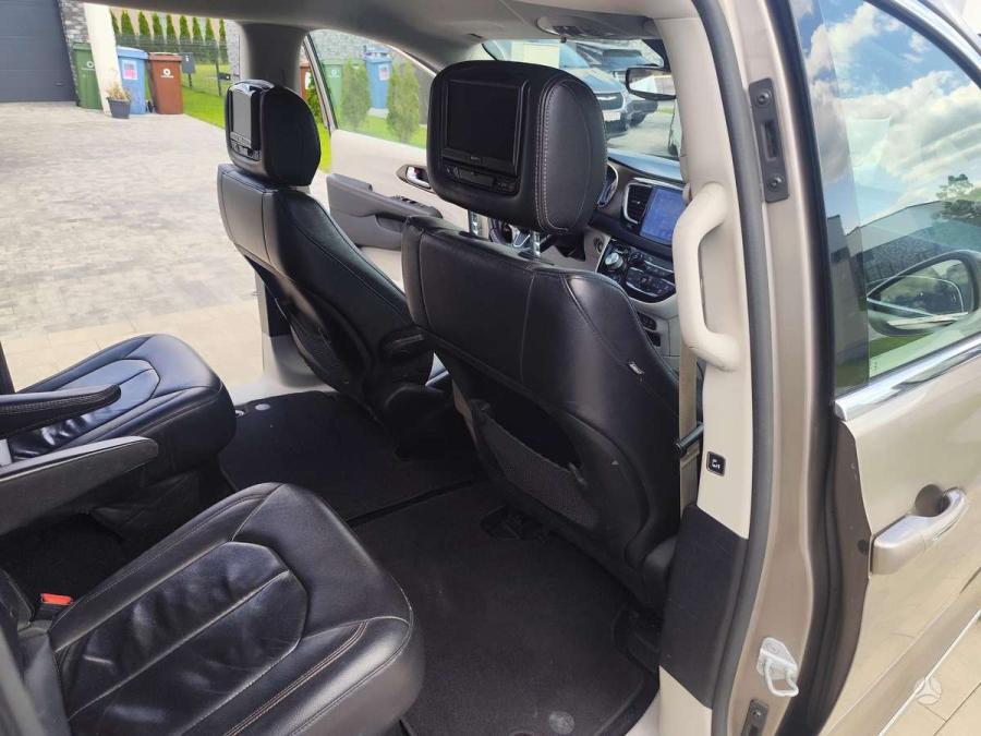 Brown Chrysler Pacifica 2017 in Kaunas, with an engine capacity of 3.60 L and mileage of 212 thousand km for 9300 €, photo 15 on AUTOMOTO.COM.LV