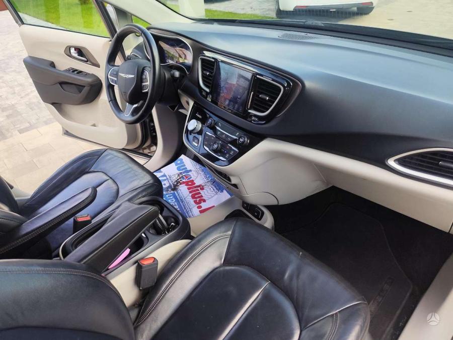 Brown Chrysler Pacifica 2017 in Kaunas, with an engine capacity of 3.60 L and mileage of 212 thousand km for 9300 €, photo 16 on AUTOMOTO.COM.LV