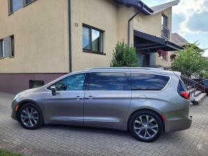 Brown Chrysler Pacifica 2017 in Telschi, with an engine capacity of 3.61 L and mileage of 179 thousand km for 17400 €, photo 3 on AUTOMOTO.COM.LV