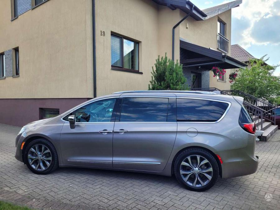 Brown Chrysler Pacifica 2017 in Telschi, with an engine capacity of 3.61 L and mileage of 179 thousand km for 17400 €, photo 3 on AUTOMOTO.COM.LV
