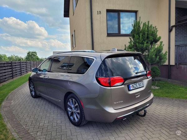 Brown Chrysler Pacifica 2017 in Telschi, with an engine capacity of 3.61 L and mileage of 179 thousand km for 17400 €, photo 3 on AUTOMOTO.COM.LV