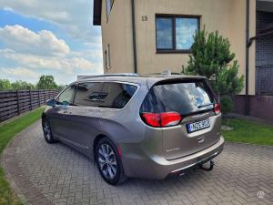 Brown Chrysler Pacifica 2017 in Telschi, with an engine capacity of 3.61 L and mileage of 179 thousand km for 17400 €, photo 4 on AUTOMOTO.COM.LV