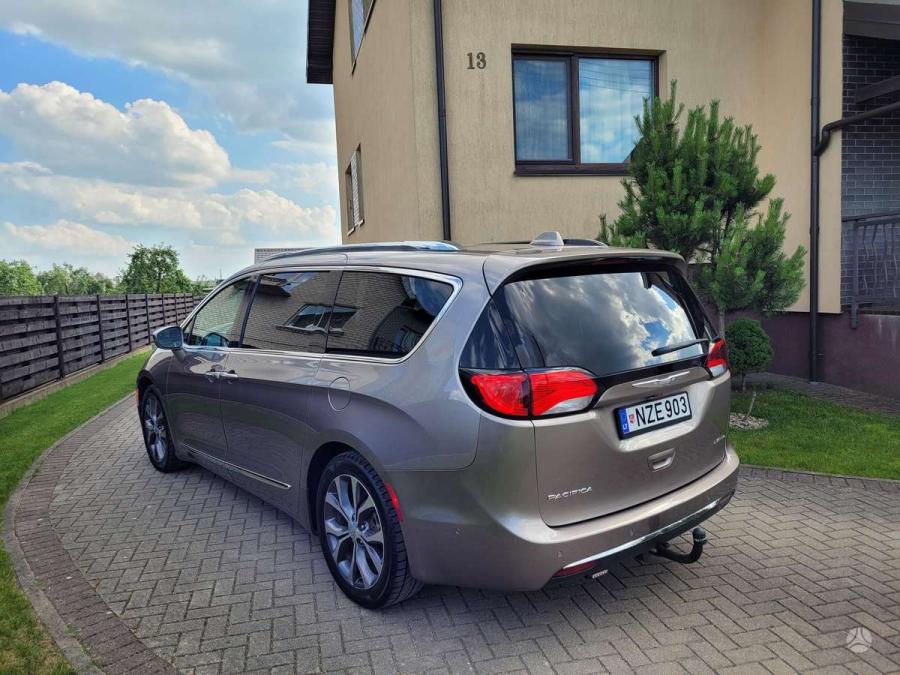 Brown Chrysler Pacifica 2017 in Telschi, with an engine capacity of 3.61 L and mileage of 179 thousand km for 17400 €, photo 4 on AUTOMOTO.COM.LV