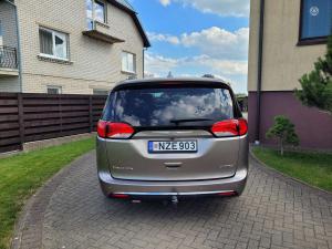 Brown Chrysler Pacifica 2017 in Telschi, with an engine capacity of 3.61 L and mileage of 179 thousand km for 17400 €, photo 5 on AUTOMOTO.COM.LV