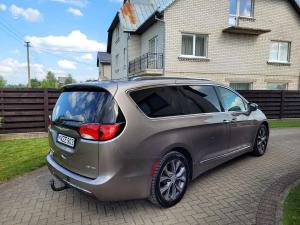 Brown Chrysler Pacifica 2017 in Telschi, with an engine capacity of 3.61 L and mileage of 179 thousand km for 17400 €, photo 6 on AUTOMOTO.COM.LV