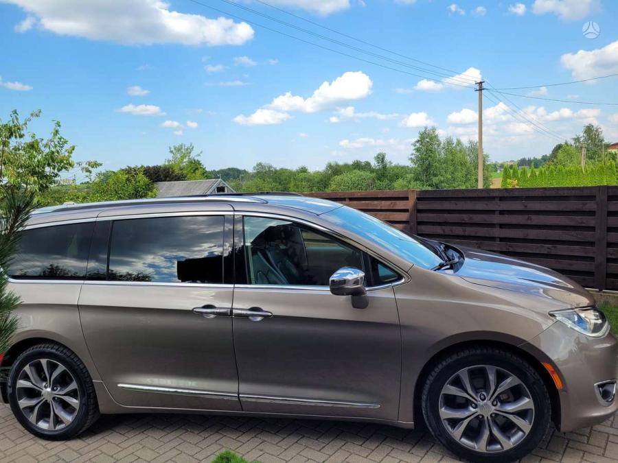 Brown Chrysler Pacifica 2017 in Telschi, with an engine capacity of 3.61 L and mileage of 179 thousand km for 17400 €, photo 7 on AUTOMOTO.COM.LV