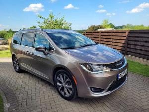 Brown Chrysler Pacifica 2017 in Telschi, with an engine capacity of 3.61 L and mileage of 179 thousand km for 17400 €, photo 8 on AUTOMOTO.COM.LV