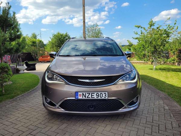 Brown Chrysler Pacifica 2017 in Telschi, with an engine capacity of 3.61 L and mileage of 179 thousand km for 17400 €, photo 8 on AUTOMOTO.COM.LV