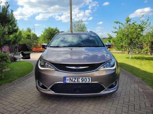 Brown Chrysler Pacifica 2017 in Telschi, with an engine capacity of 3.61 L and mileage of 179 thousand km for 17400 €, photo 9 on AUTOMOTO.COM.LV