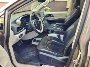 Brown Chrysler Pacifica 2017 in Telschi, with an engine capacity of 3.61 L and mileage of 179 thousand km for 17400 €, photo 10 on AUTOMOTO.COM.LV