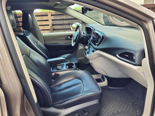 Brown Chrysler Pacifica 2017 in Telschi, with an engine capacity of 3.61 L and mileage of 179 thousand km for 17400 €, photo 10 on AUTOMOTO.COM.LV