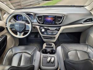 Brown Chrysler Pacifica 2017 in Telschi, with an engine capacity of 3.61 L and mileage of 179 thousand km for 17400 €, photo 12 on AUTOMOTO.COM.LV