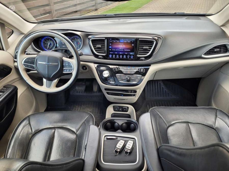 Brown Chrysler Pacifica 2017 in Telschi, with an engine capacity of 3.61 L and mileage of 179 thousand km for 17400 €, photo 12 on AUTOMOTO.COM.LV