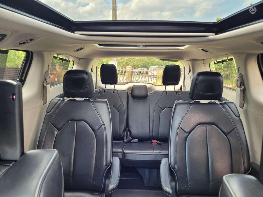 Brown Chrysler Pacifica 2017 in Telschi, with an engine capacity of 3.61 L and mileage of 179 thousand km for 17400 €, photo 13 on AUTOMOTO.COM.LV
