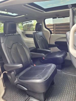Brown Chrysler Pacifica 2017 in Telschi, with an engine capacity of 3.61 L and mileage of 179 thousand km for 17400 €, photo 14 on AUTOMOTO.COM.LV