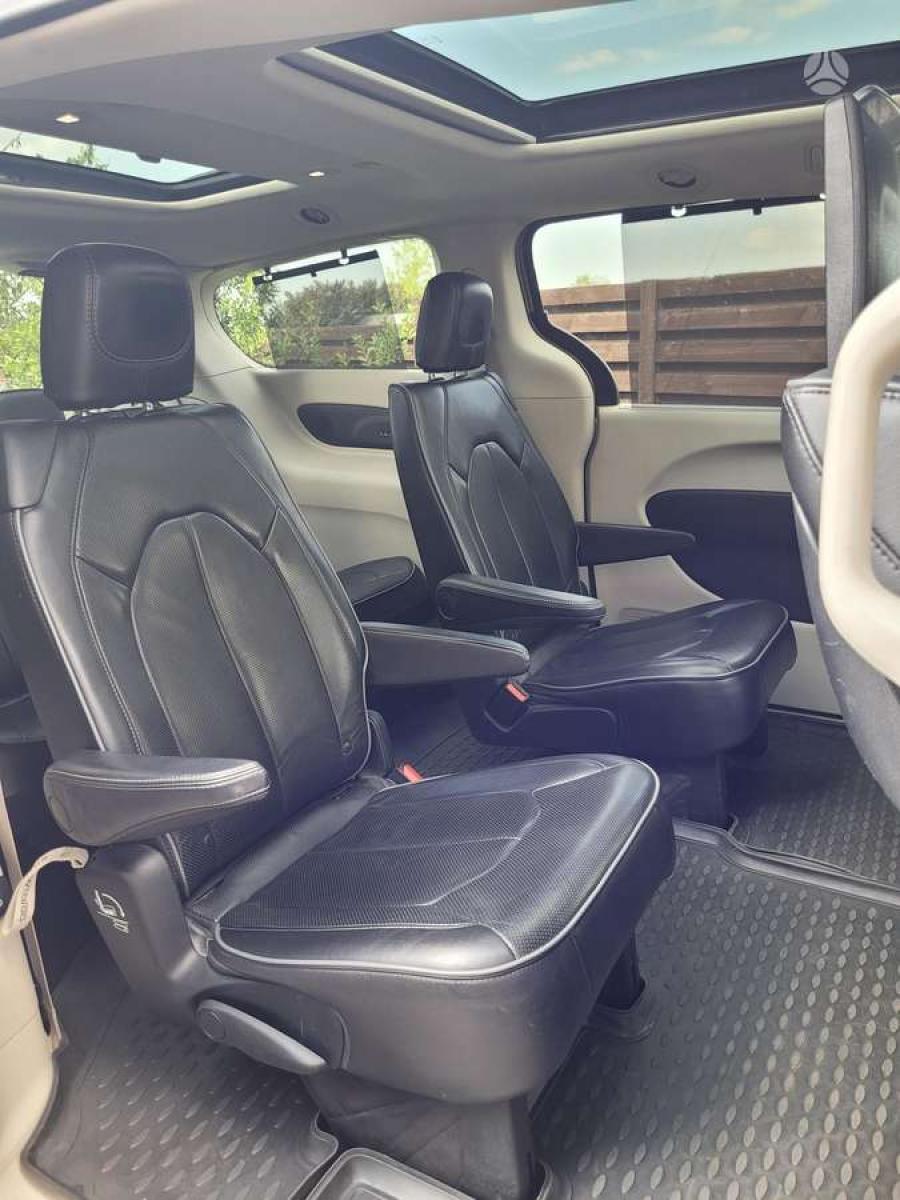 Brown Chrysler Pacifica 2017 in Telschi, with an engine capacity of 3.61 L and mileage of 179 thousand km for 17400 €, photo 14 on AUTOMOTO.COM.LV