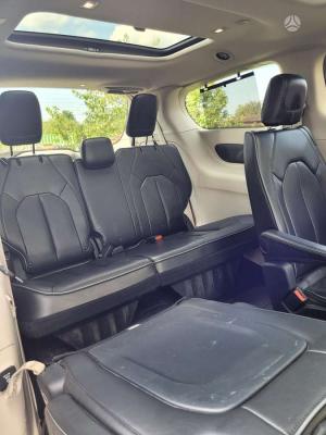 Brown Chrysler Pacifica 2017 in Telschi, with an engine capacity of 3.61 L and mileage of 179 thousand km for 17400 €, photo 15 on AUTOMOTO.COM.LV