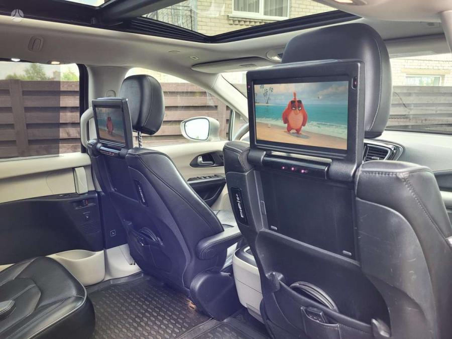 Brown Chrysler Pacifica 2017 in Telschi, with an engine capacity of 3.61 L and mileage of 179 thousand km for 17400 €, photo 16 on AUTOMOTO.COM.LV