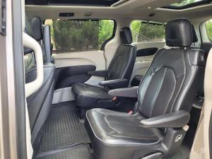 Brown Chrysler Pacifica 2017 in Telschi, with an engine capacity of 3.61 L and mileage of 179 thousand km for 17400 €, photo 17 on AUTOMOTO.COM.LV