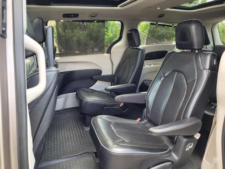 Brown Chrysler Pacifica 2017 in Telschi, with an engine capacity of 3.61 L and mileage of 179 thousand km for 17400 €, photo 17 on AUTOMOTO.COM.LV