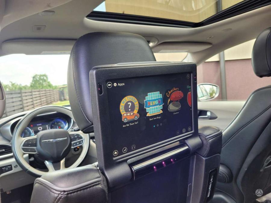 Brown Chrysler Pacifica 2017 in Telschi, with an engine capacity of 3.61 L and mileage of 179 thousand km for 17400 €, photo 19 on AUTOMOTO.COM.LV