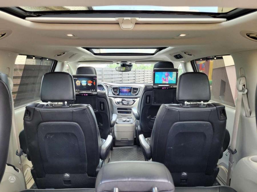 Brown Chrysler Pacifica 2017 in Telschi, with an engine capacity of 3.61 L and mileage of 179 thousand km for 17400 €, photo 21 on AUTOMOTO.COM.LV