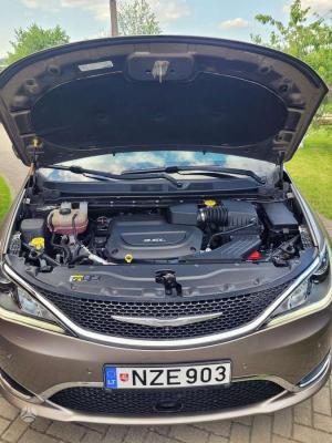 Brown Chrysler Pacifica 2017 in Telschi, with an engine capacity of 3.61 L and mileage of 179 thousand km for 17400 €, photo 28 on AUTOMOTO.COM.LV