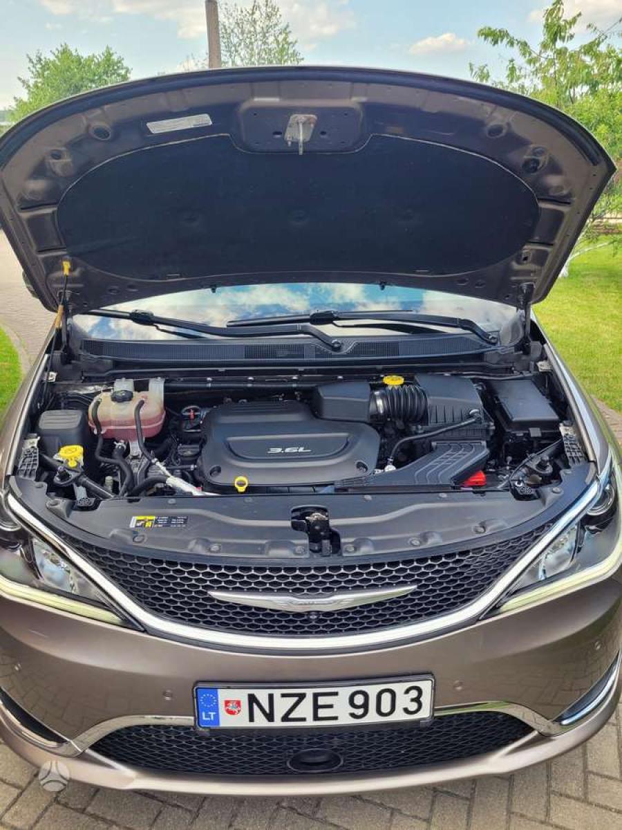 Brown Chrysler Pacifica 2017 in Telschi, with an engine capacity of 3.61 L and mileage of 179 thousand km for 17400 €, photo 28 on AUTOMOTO.COM.LV