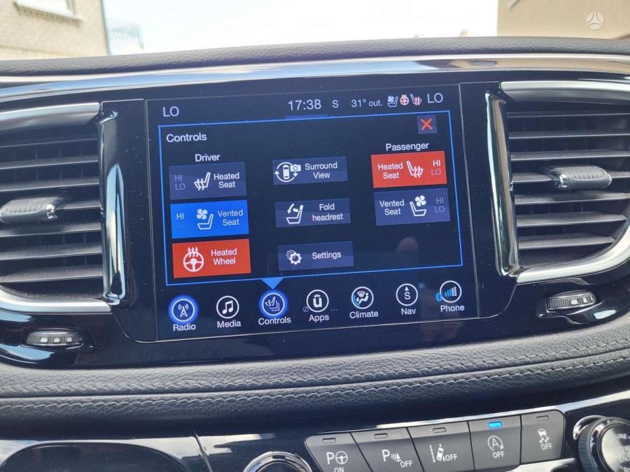 Brown Chrysler Pacifica 2017 in Telschi, with an engine capacity of 3.61 L and mileage of 179 thousand km for 17400 €, photo 32 on AUTOMOTO.COM.LV