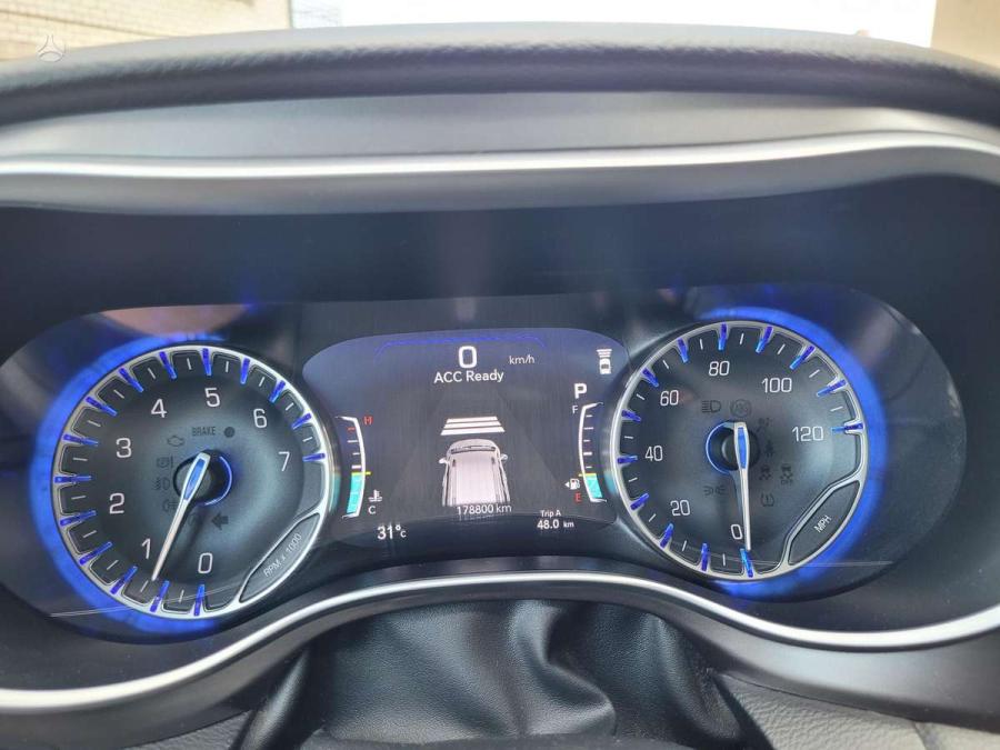 Brown Chrysler Pacifica 2017 in Telschi, with an engine capacity of 3.61 L and mileage of 179 thousand km for 17400 €, photo 33 on AUTOMOTO.COM.LV