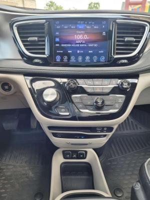 Brown Chrysler Pacifica 2017 in Telschi, with an engine capacity of 3.61 L and mileage of 179 thousand km for 17400 €, photo 37 on AUTOMOTO.COM.LV
