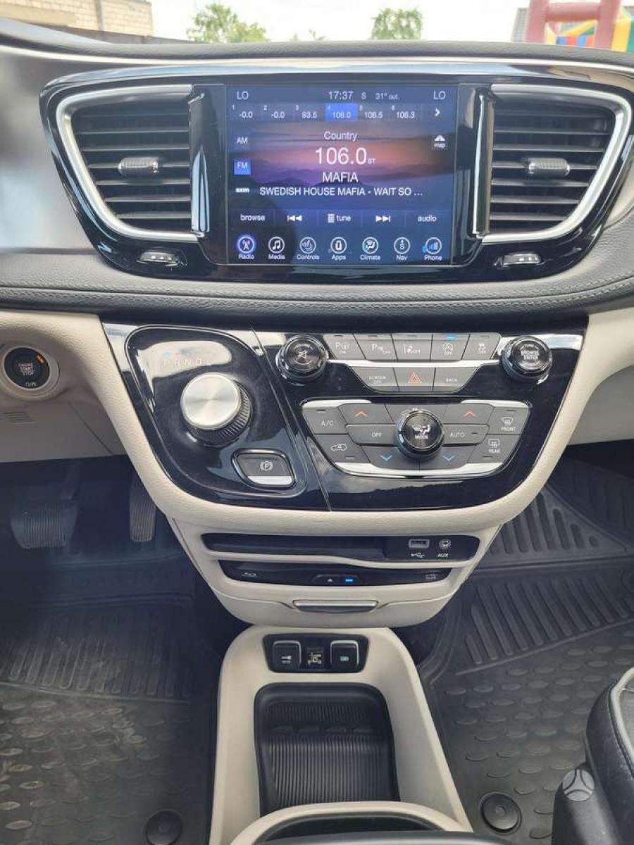 Brown Chrysler Pacifica 2017 in Telschi, with an engine capacity of 3.61 L and mileage of 179 thousand km for 17400 €, photo 37 on AUTOMOTO.COM.LV
