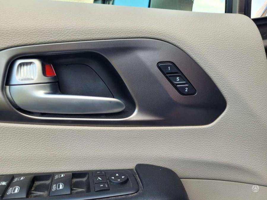 Brown Chrysler Pacifica 2017 in Telschi, with an engine capacity of 3.61 L and mileage of 179 thousand km for 17400 €, photo 41 on AUTOMOTO.COM.LV