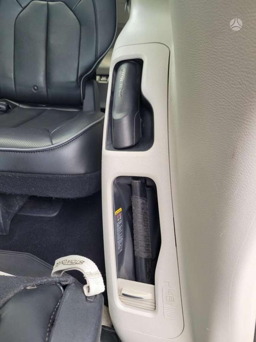 Brown Chrysler Pacifica 2017 in Telschi, with an engine capacity of 3.61 L and mileage of 179 thousand km for 17400 €, photo 43 on AUTOMOTO.COM.LV