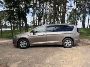 Brown Chrysler Pacifica 2017 in Kaunas, with an engine capacity of 3.61 L and mileage of 160 thousand km for 16500 €, photo 3 on AUTOMOTO.COM.LV