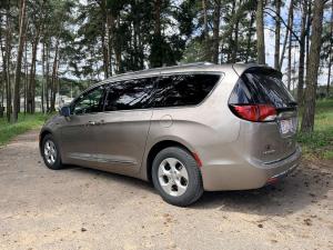 Brown Chrysler Pacifica 2017 in Kaunas, with an engine capacity of 3.61 L and mileage of 160 thousand km for 16500 €, photo 4 on AUTOMOTO.COM.LV
