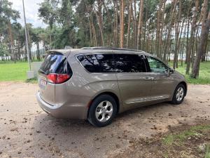 Brown Chrysler Pacifica 2017 in Kaunas, with an engine capacity of 3.61 L and mileage of 160 thousand km for 16500 €, photo 5 on AUTOMOTO.COM.LV