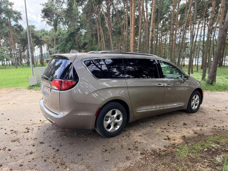 Brown Chrysler Pacifica 2017 in Kaunas, with an engine capacity of 3.61 L and mileage of 160 thousand km for 16500 €, photo 5 on AUTOMOTO.COM.LV