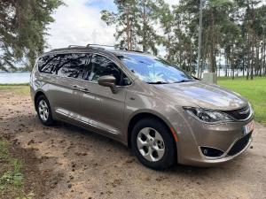Brown Chrysler Pacifica 2017 in Kaunas, with an engine capacity of 3.61 L and mileage of 160 thousand km for 16500 €, photo 6 on AUTOMOTO.COM.LV