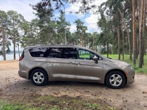 Brown Chrysler Pacifica 2017 in Kaunas, with an engine capacity of 3.61 L and mileage of 160 thousand km for 16500 €, photo 8 on AUTOMOTO.COM.LV