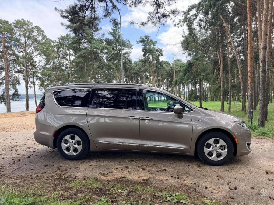 Brown Chrysler Pacifica 2017 in Kaunas, with an engine capacity of 3.61 L and mileage of 160 thousand km for 16500 €, photo 8 on AUTOMOTO.COM.LV
