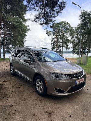 Brown Chrysler Pacifica 2017 in Kaunas, with an engine capacity of 3.61 L and mileage of 160 thousand km for 16500 €, photo 9 on AUTOMOTO.COM.LV