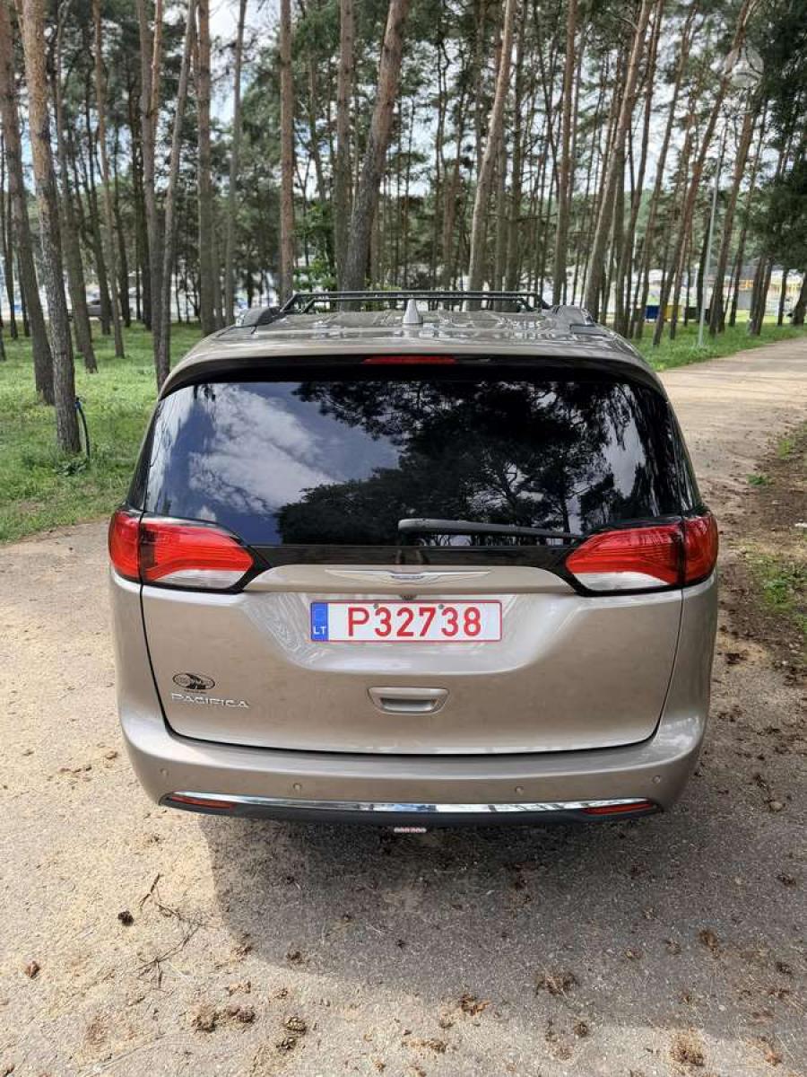 Brown Chrysler Pacifica 2017 in Kaunas, with an engine capacity of 3.61 L and mileage of 160 thousand km for 16500 €, photo 10 on AUTOMOTO.COM.LV