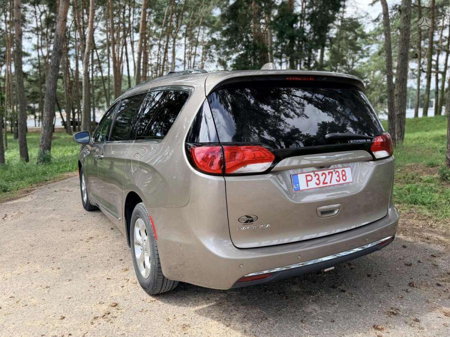 Brown Chrysler Pacifica 2017 in Kaunas, with an engine capacity of 3.61 L and mileage of 160 thousand km for 16500 €, photo 11 on AUTOMOTO.COM.LV