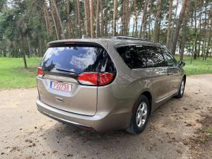 Brown Chrysler Pacifica 2017 in Kaunas, with an engine capacity of 3.61 L and mileage of 160 thousand km for 16500 €, photo 12 on AUTOMOTO.COM.LV