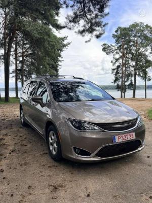 Brown Chrysler Pacifica 2017 in Kaunas, with an engine capacity of 3.61 L and mileage of 160 thousand km for 16500 €, photo 13 on AUTOMOTO.COM.LV