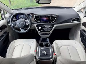 Brown Chrysler Pacifica 2017 in Kaunas, with an engine capacity of 3.61 L and mileage of 160 thousand km for 16500 €, photo 14 on AUTOMOTO.COM.LV