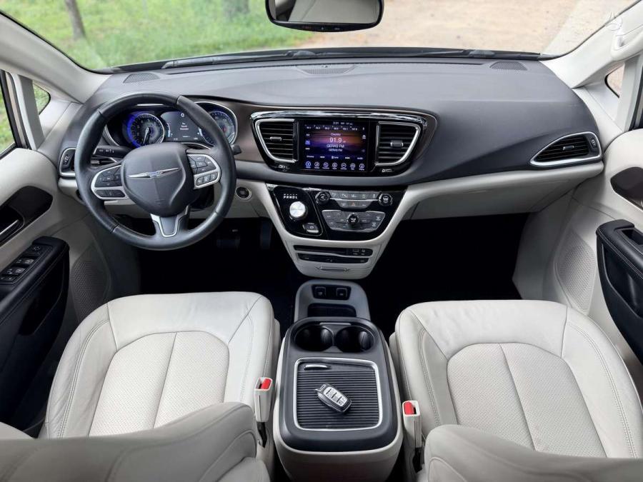 Brown Chrysler Pacifica 2017 in Kaunas, with an engine capacity of 3.61 L and mileage of 160 thousand km for 16500 €, photo 14 on AUTOMOTO.COM.LV