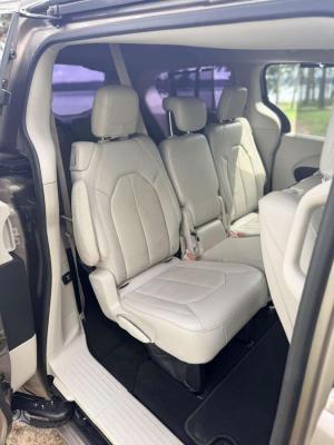 Brown Chrysler Pacifica 2017 in Kaunas, with an engine capacity of 3.61 L and mileage of 160 thousand km for 16500 €, photo 15 on AUTOMOTO.COM.LV