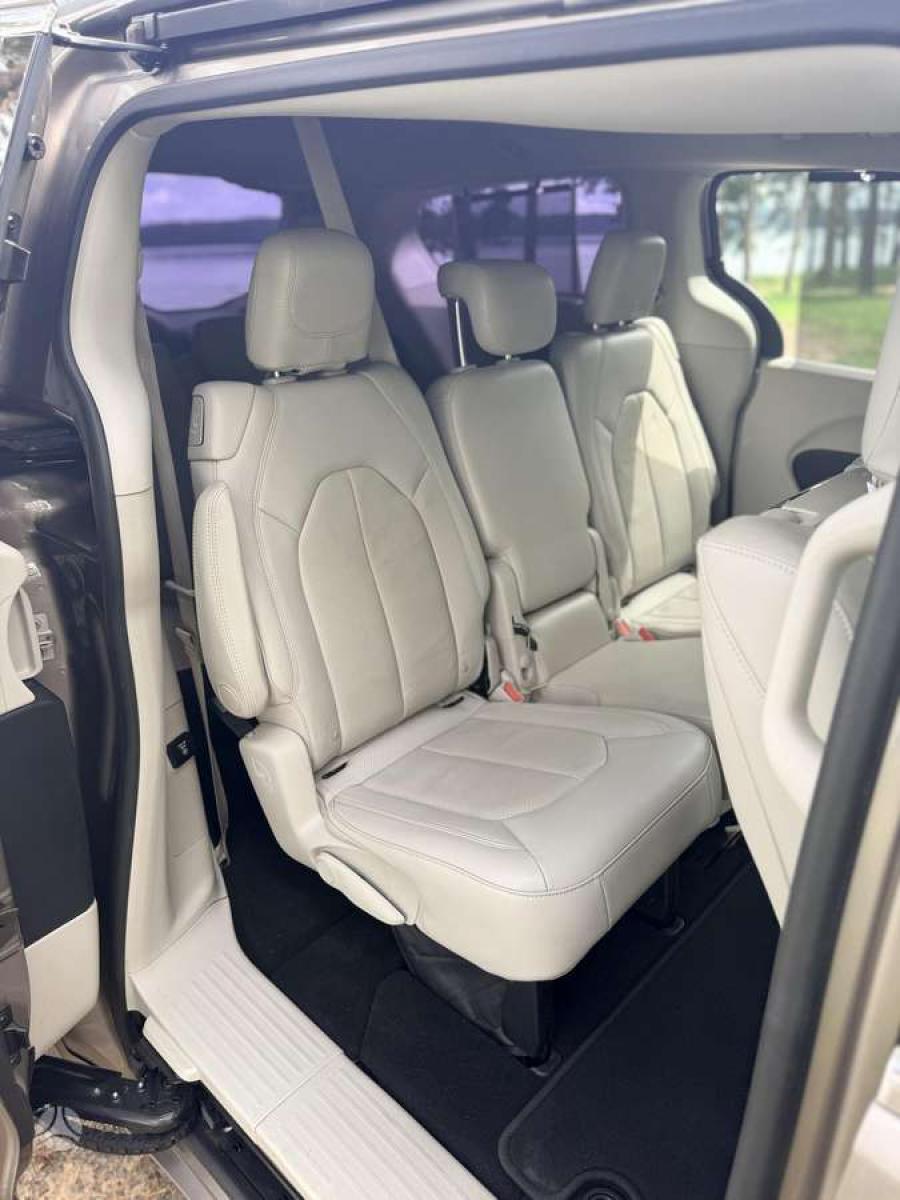 Brown Chrysler Pacifica 2017 in Kaunas, with an engine capacity of 3.61 L and mileage of 160 thousand km for 16500 €, photo 15 on AUTOMOTO.COM.LV